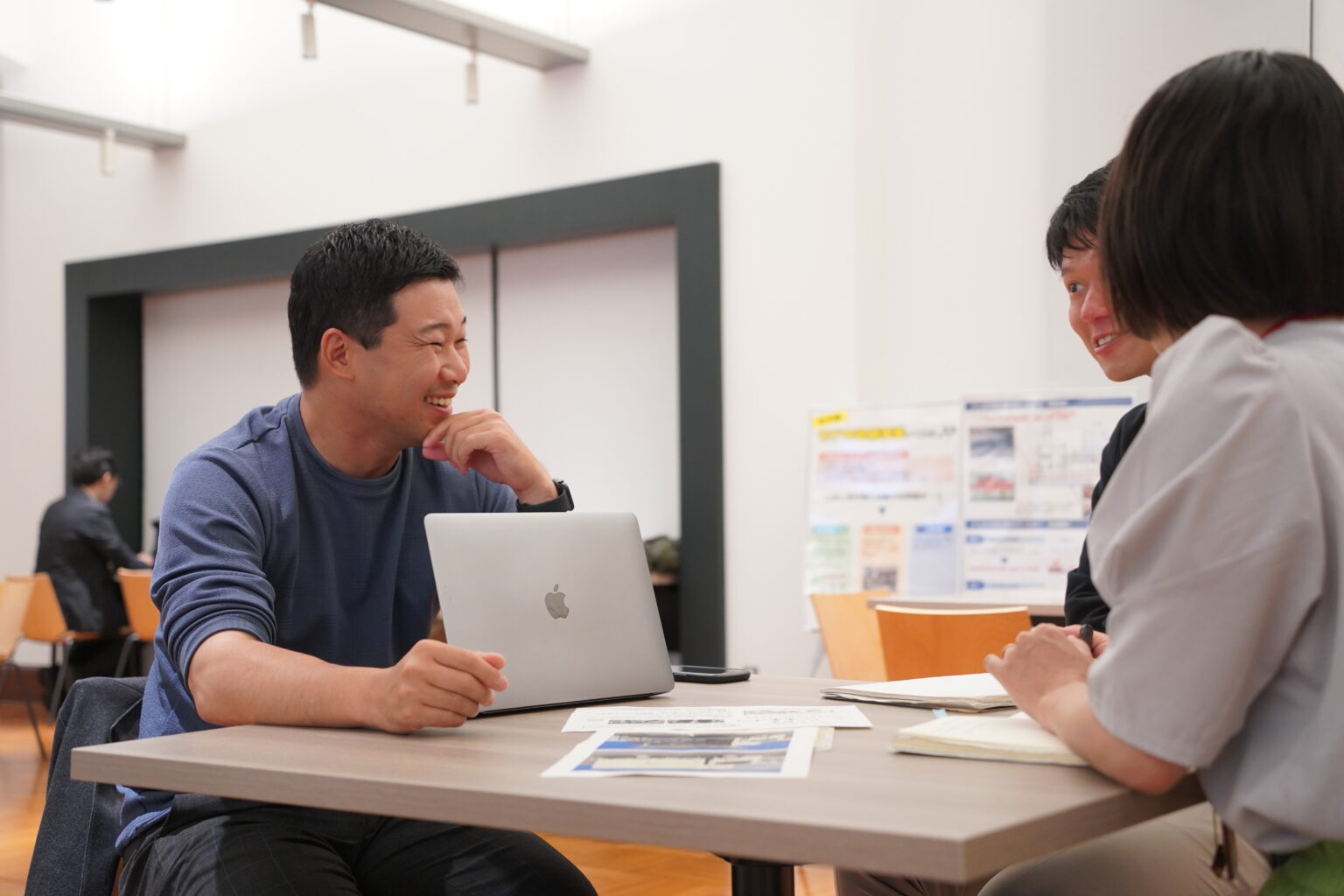 市役所前にひろがる新たな光景「小さな芝生広場の実験」 - ICHIOSHI - 京信のいちおし | 京都信用金庫の取組紹介ページ